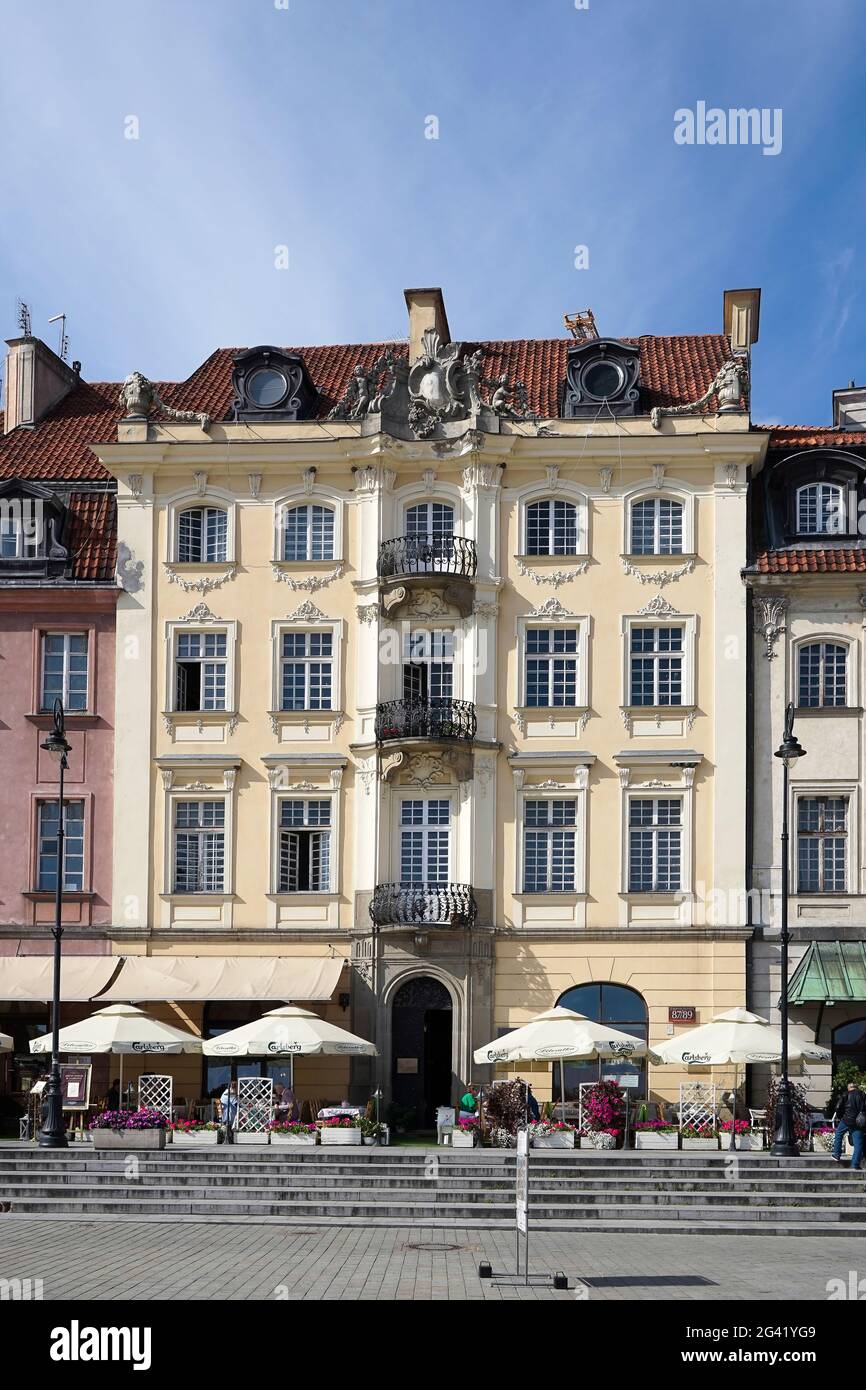 Market square view old hi-res stock photography and images - Alamy