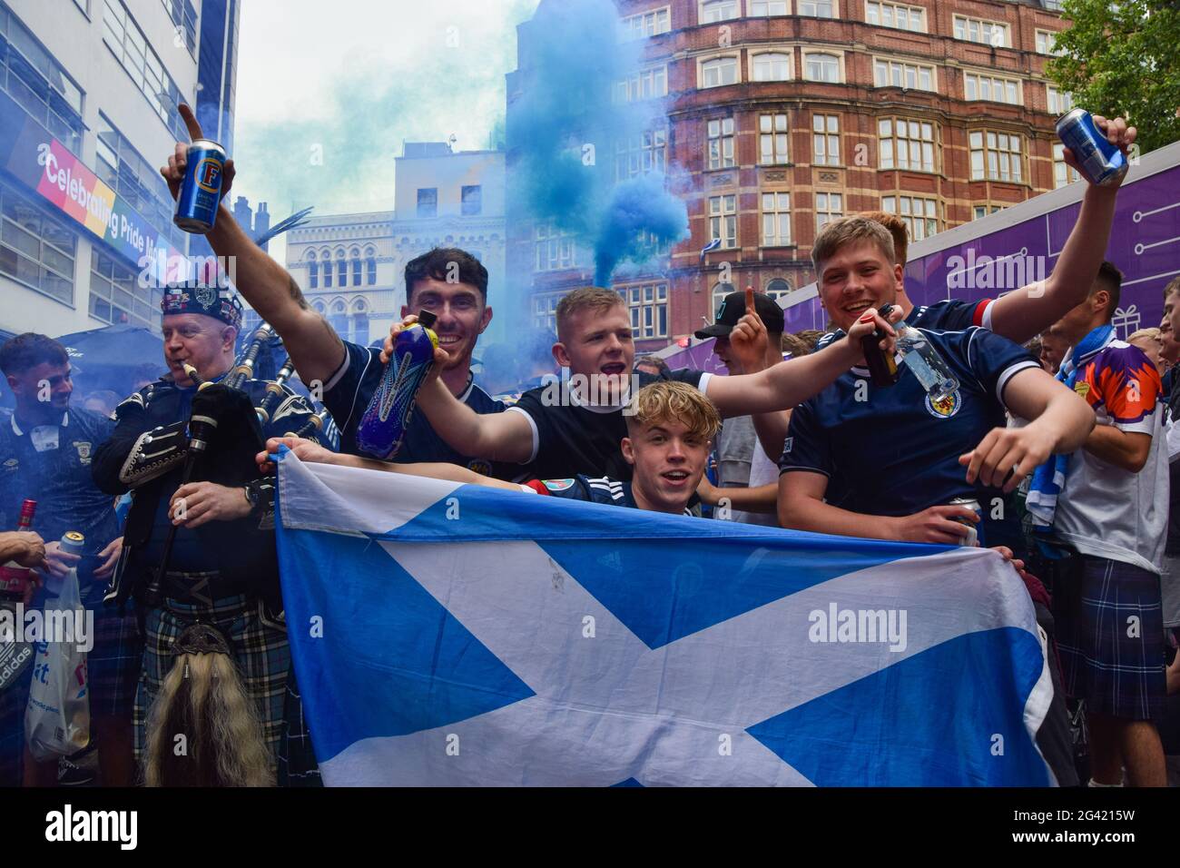 Scottish celebration singing hi-res stock photography and images - Alamy