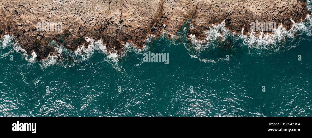 Ocean waves hitting rocks hi-res stock photography and images - Alamy