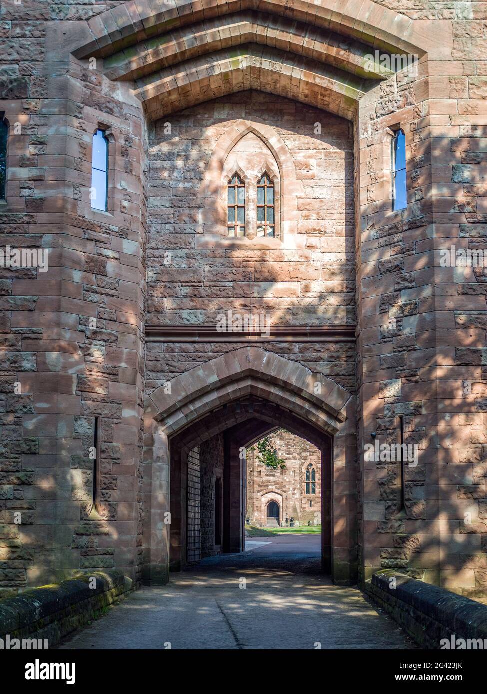 Walls entrance arch castle hi-res stock photography and images - Alamy