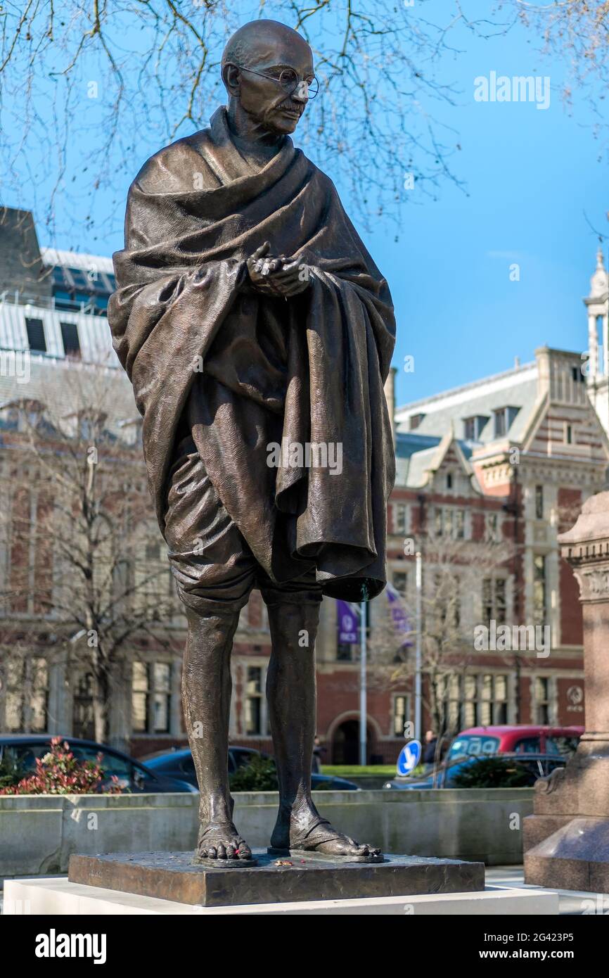 Statue of Mahatma Ghandi in Parliament Square Stock Photo - Alamy