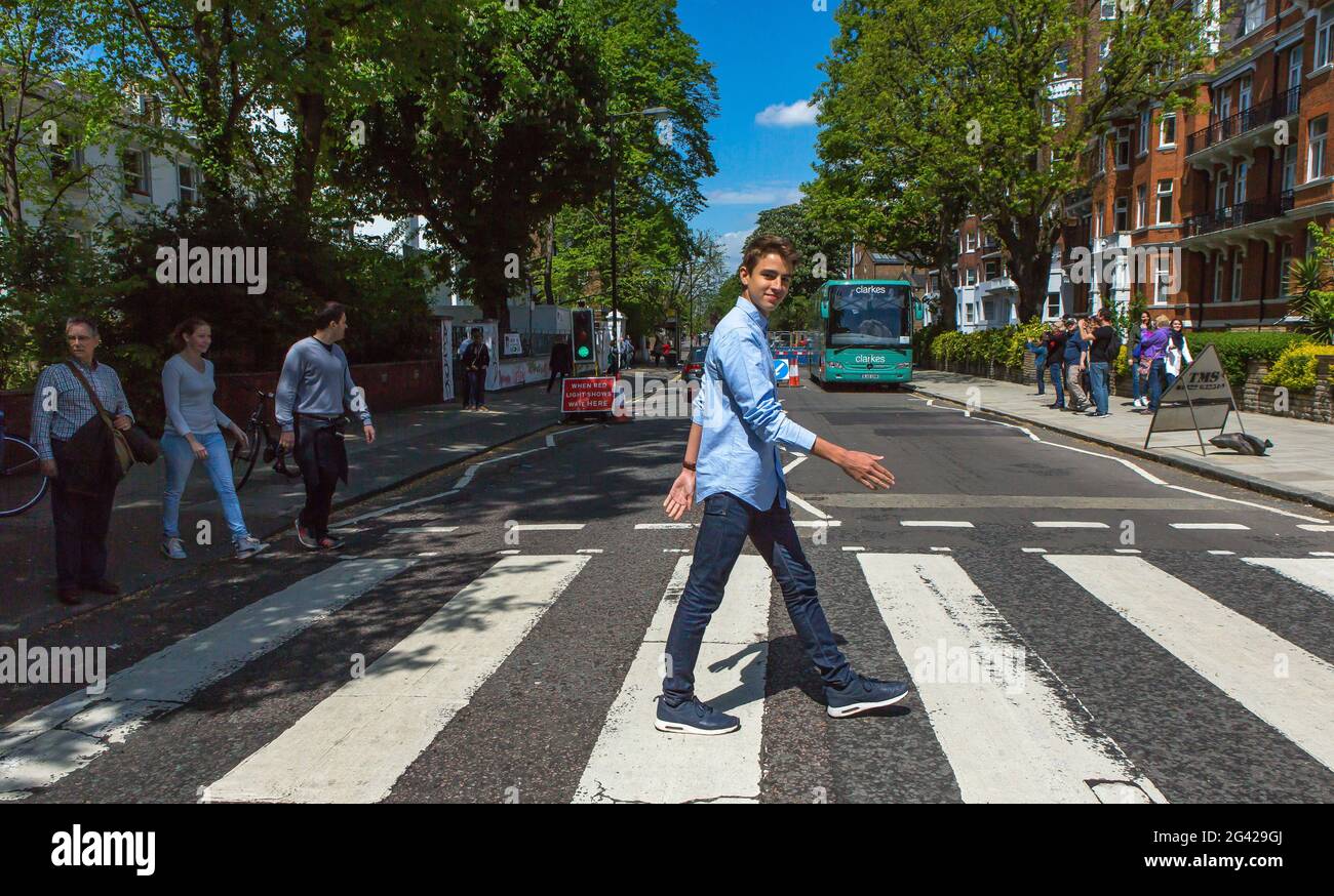 UNITED KINGDOM. ENGLAND. LONDON. ABBEY ROAD. CROSSWALK THAT ILLUSTRATES ...