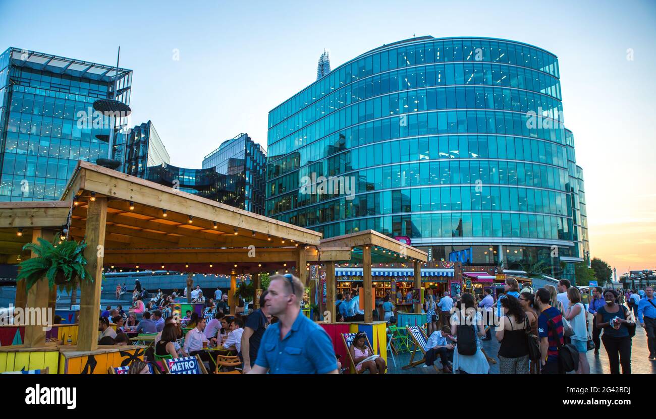 Queens quay london hi-res stock photography and images - Alamy