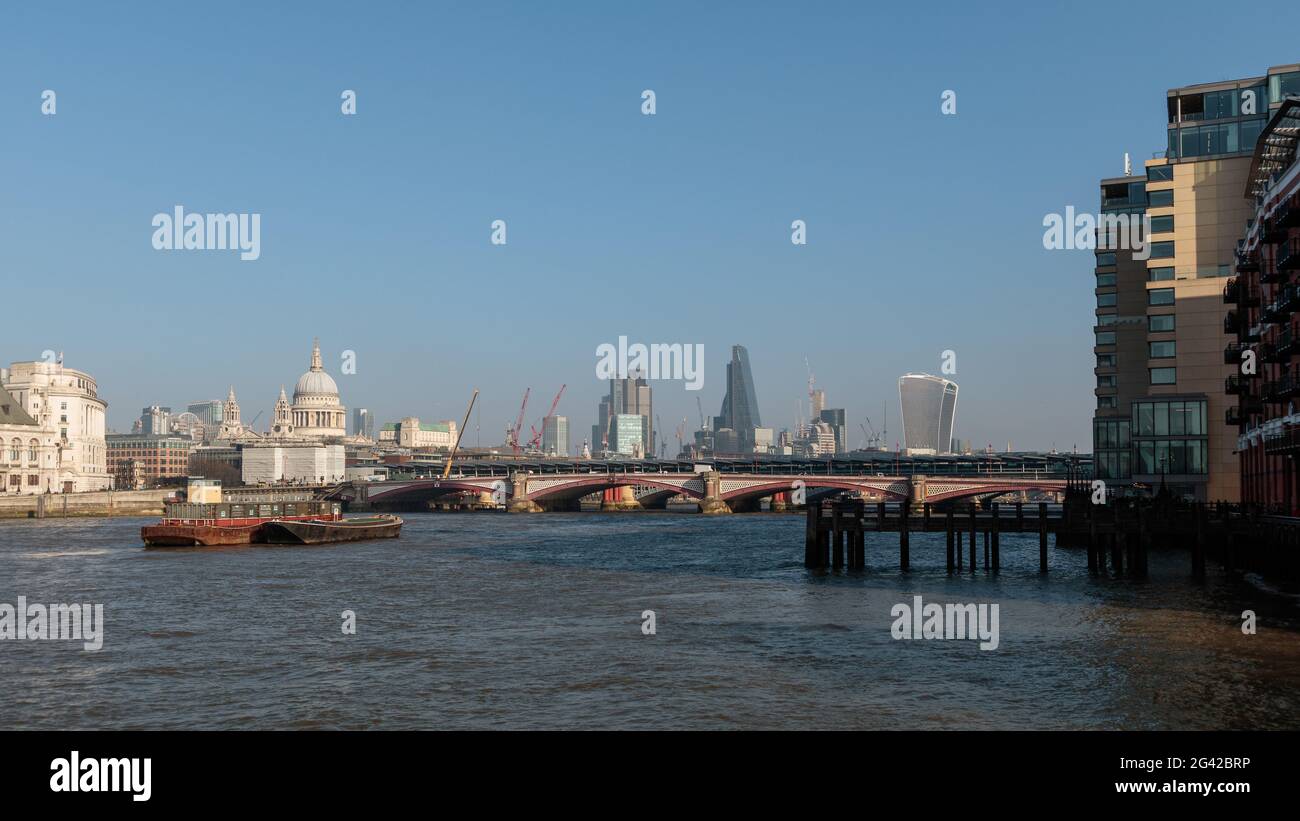 Blue sky london skyline hi-res stock photography and images - Alamy