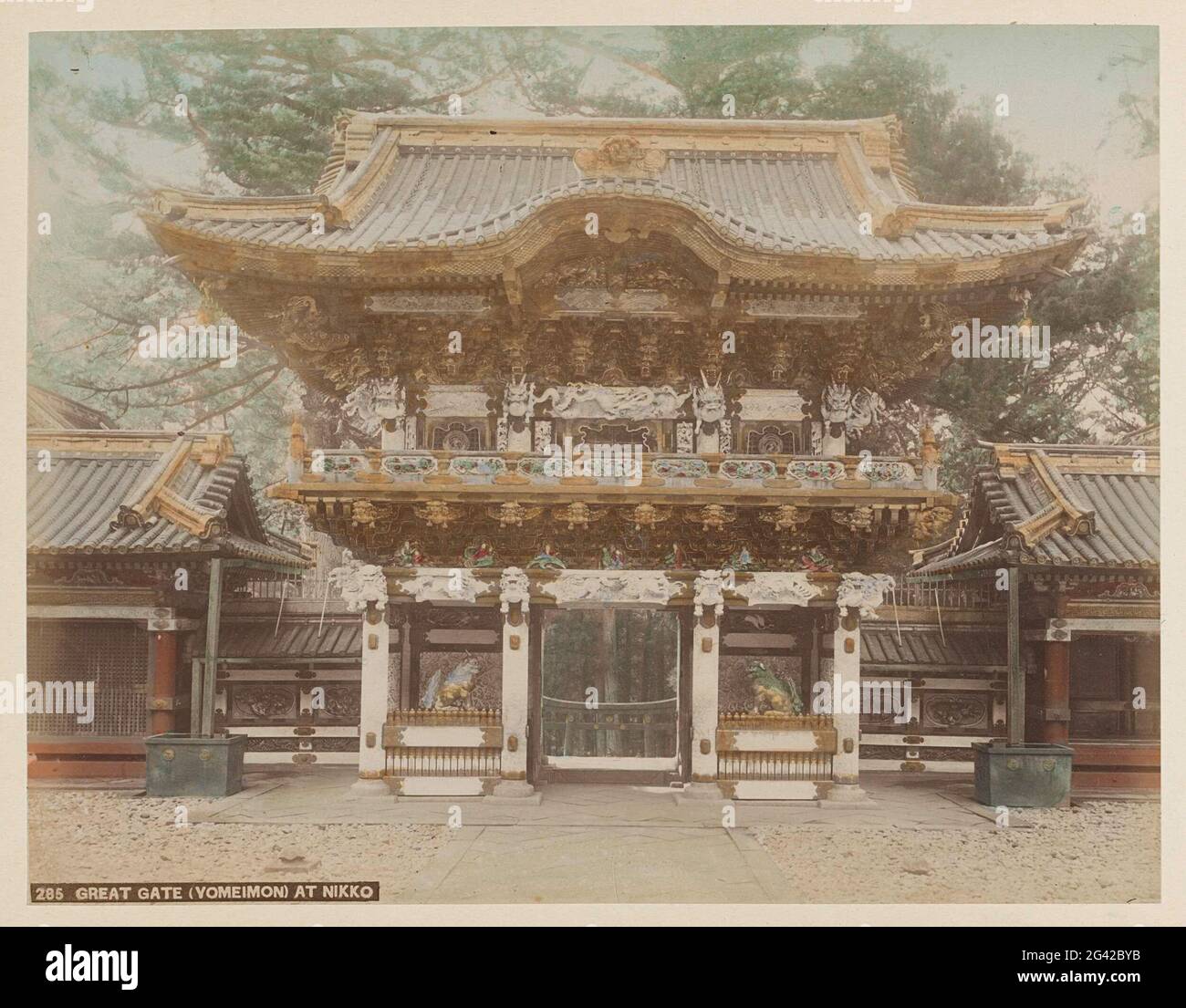 Gate of the Toshogu shrine in Nikko; Great Gate (Yomeimon) at Nikko ...