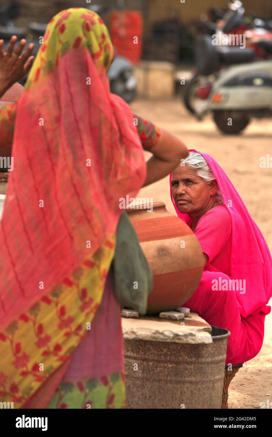 INDIA, RAJASTHAN, JAIPUR, INDIAN WOMAN AT MARKET Stock Photo - Alamy