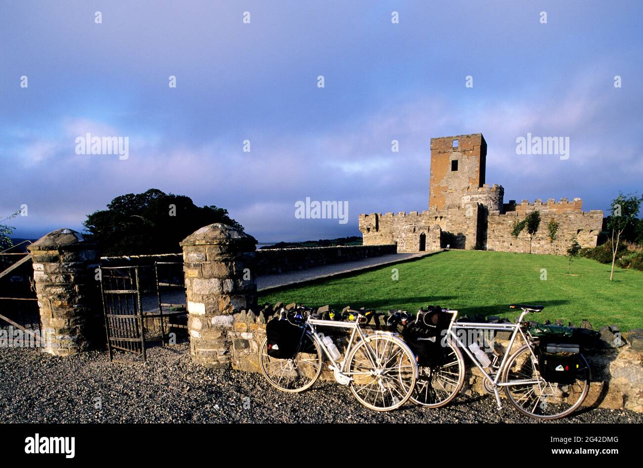 Doe castle donegal ireland hi-res stock photography and images - Alamy