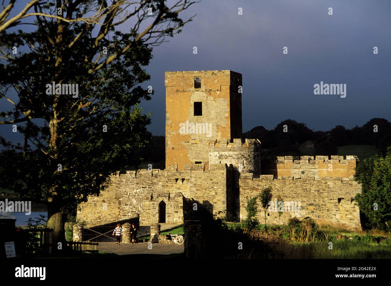 Doe castle donegal ireland hi-res stock photography and images - Alamy