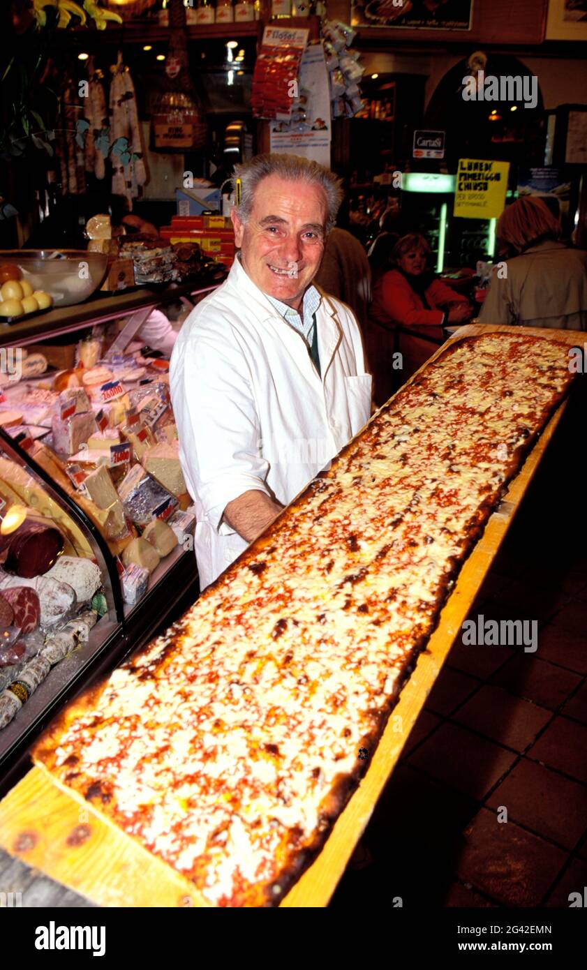 Pizzaiolo hi-res stock photography and images - Alamy