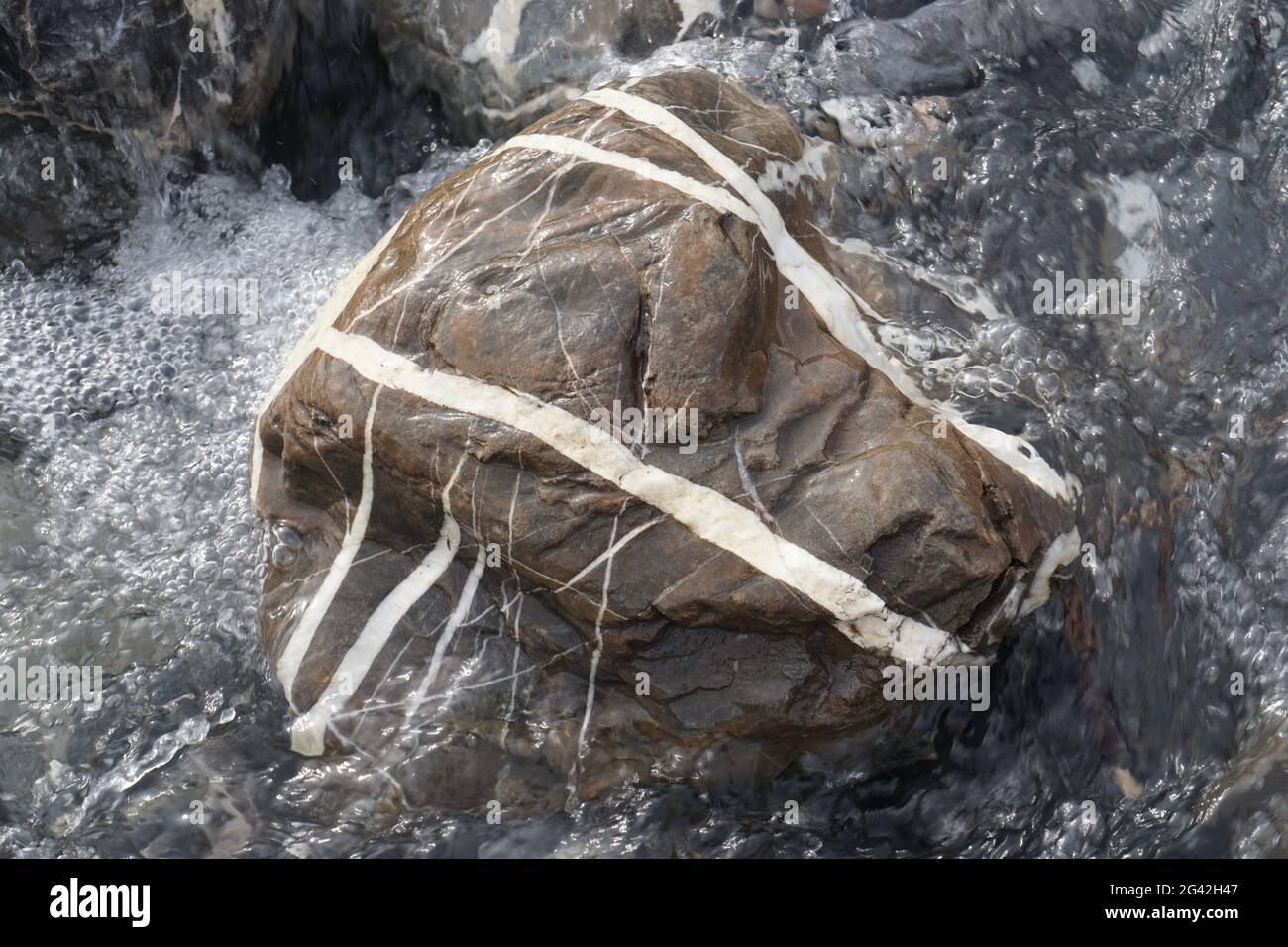 Grey rock with white lines hi-res stock photography and images - Alamy