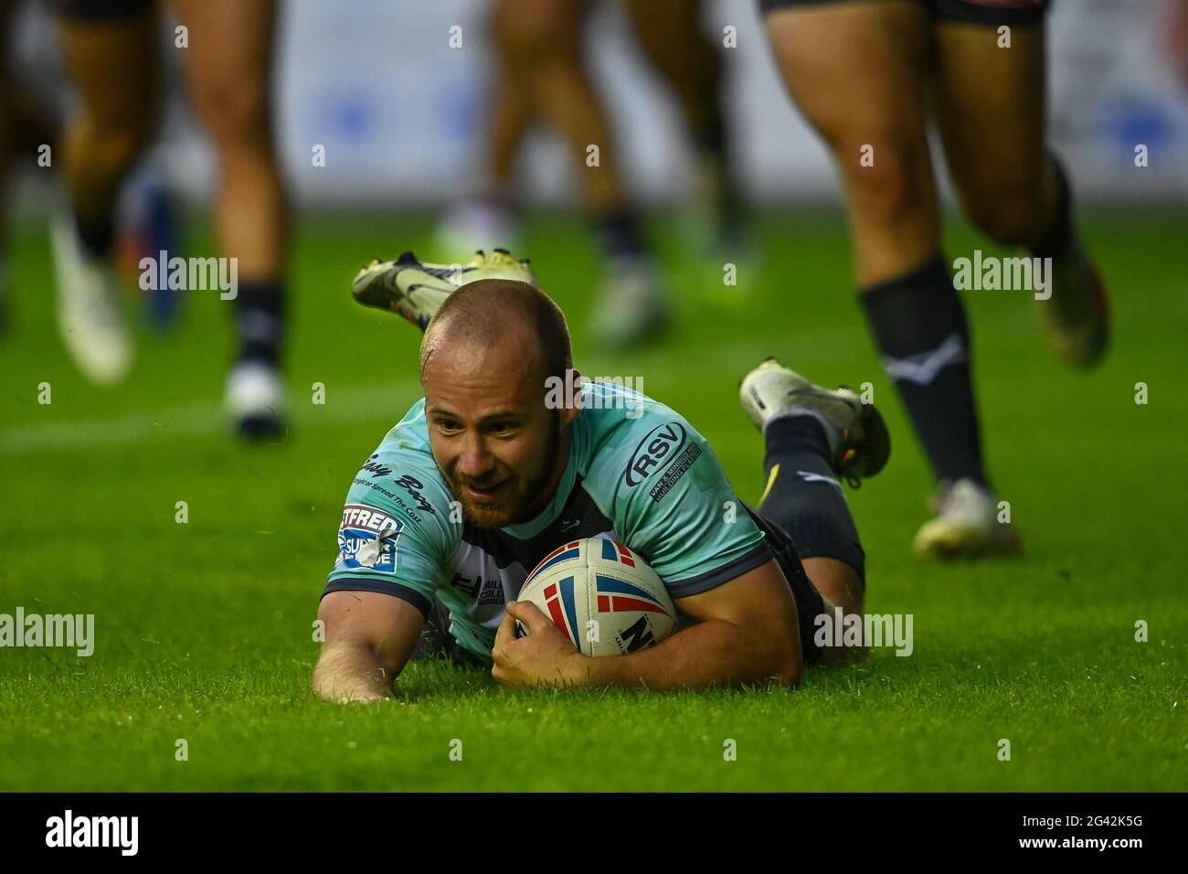 Adam Quinlan (1) of Hull KR goes over for a try Stock Photo - Alamy