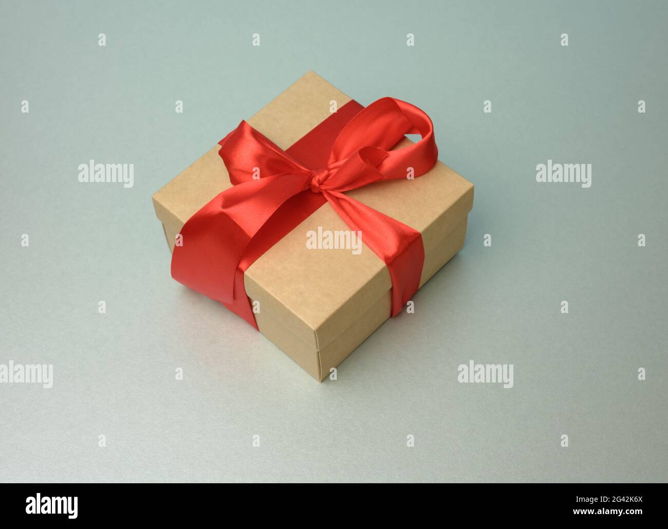 Red ribbon tied in bow hi-res stock photography and images - Alamy