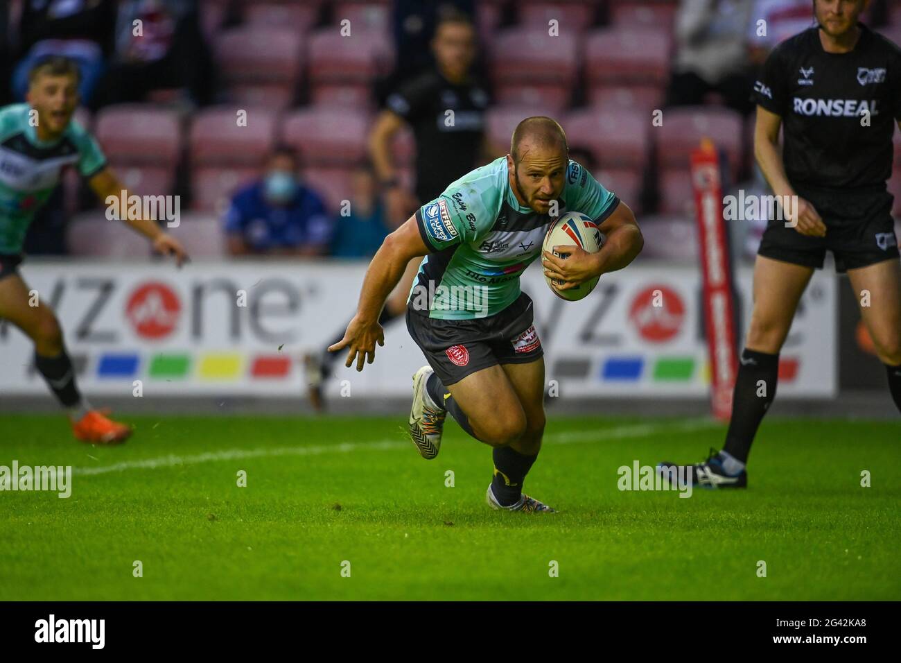 Adam Quinlan (1) of Hull KR goes over for a try Stock Photo - Alamy