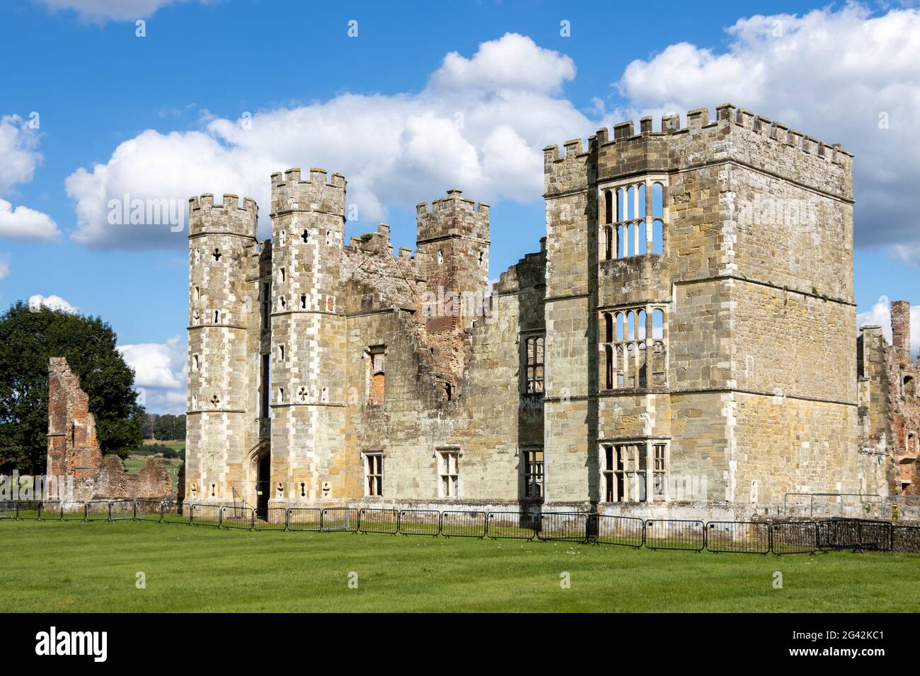 Midhurst West Sussexuk September 1 View Of The Cowdray Castle