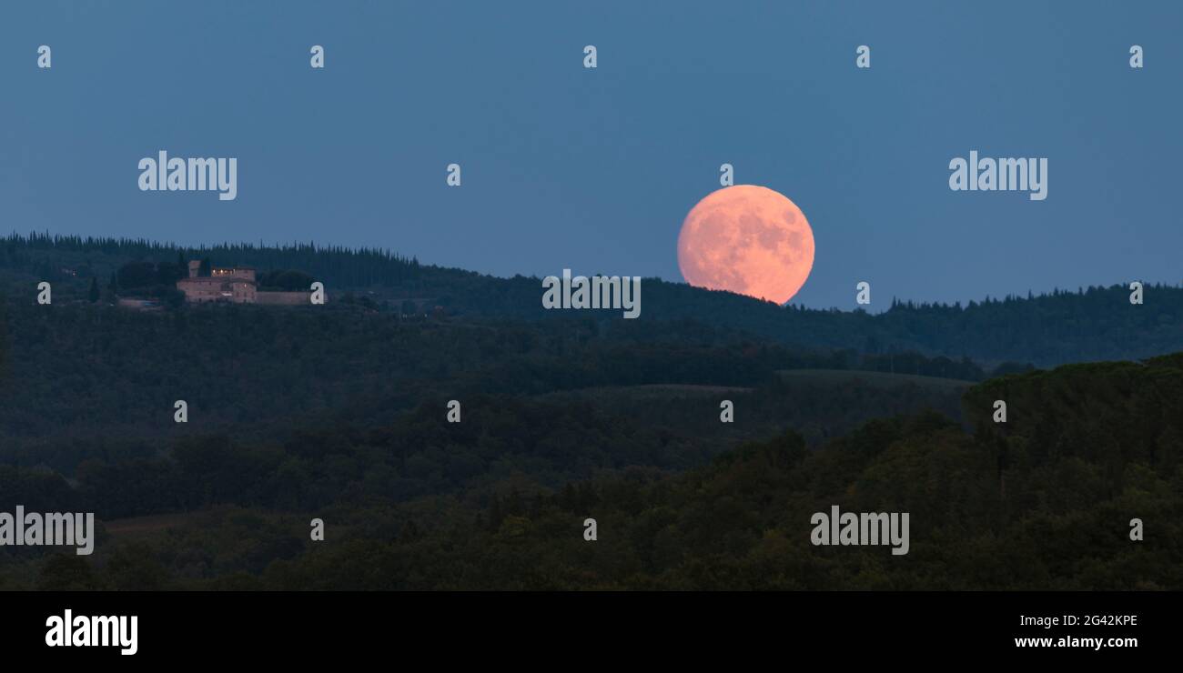 Moon rise in Chianti, east of Pogibonsi, Tuscany, Italy Stock Photo - Alamy