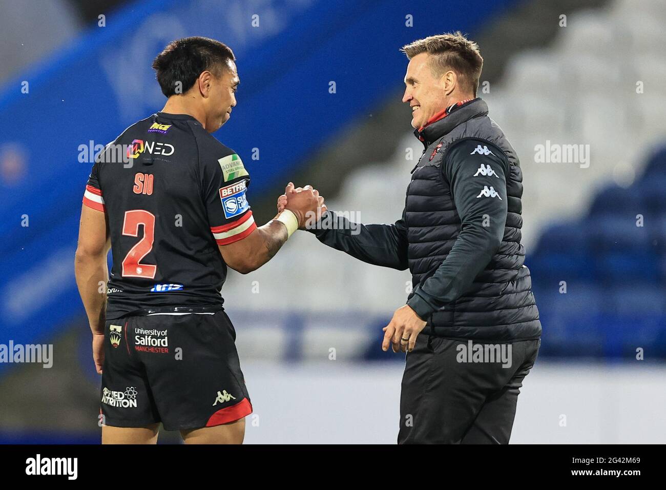 Richard Marshall Head Coach of Salford Red Devils and Ken Sio (2) of ...