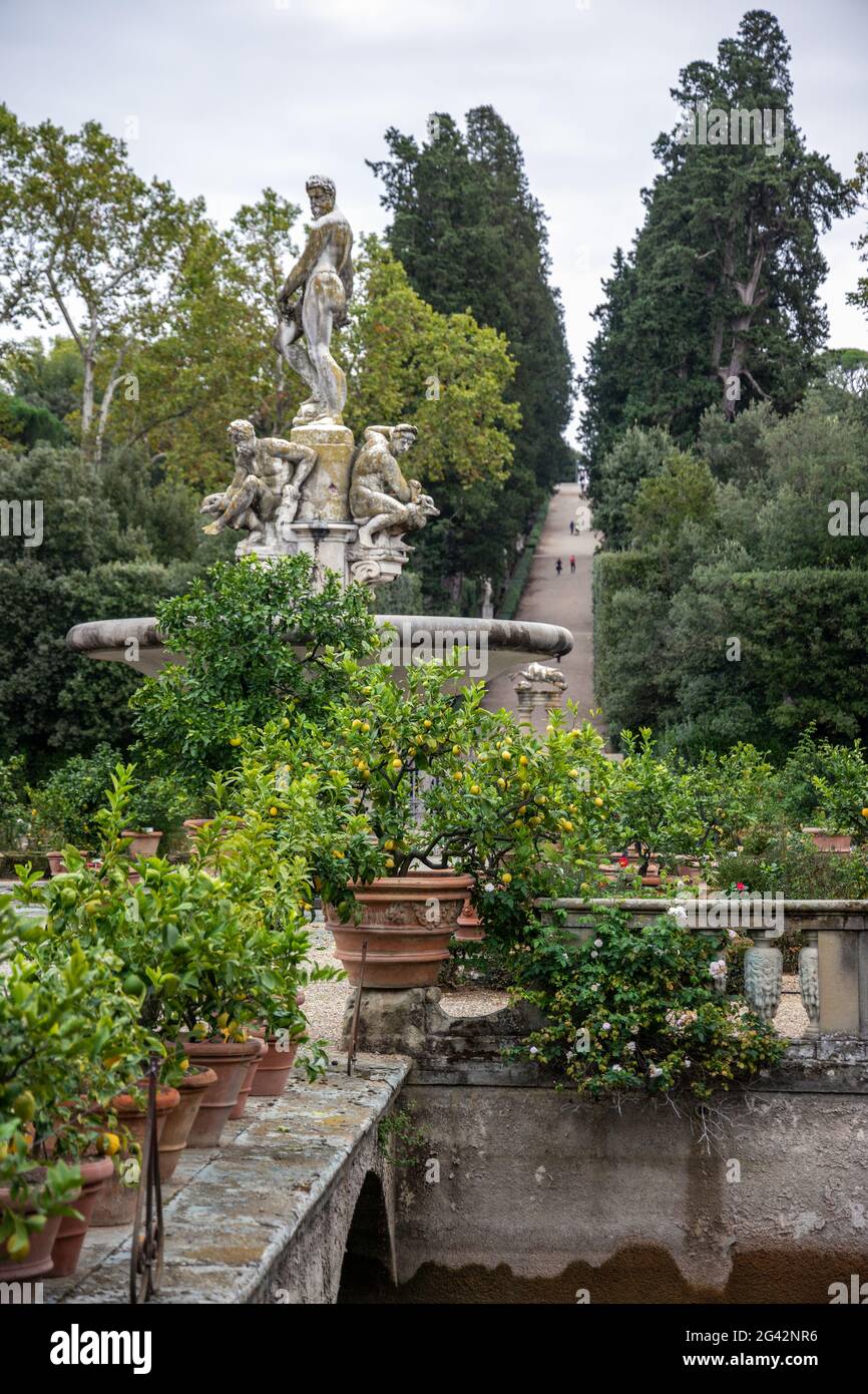 Statues pond hi-res stock photography and images - Alamy