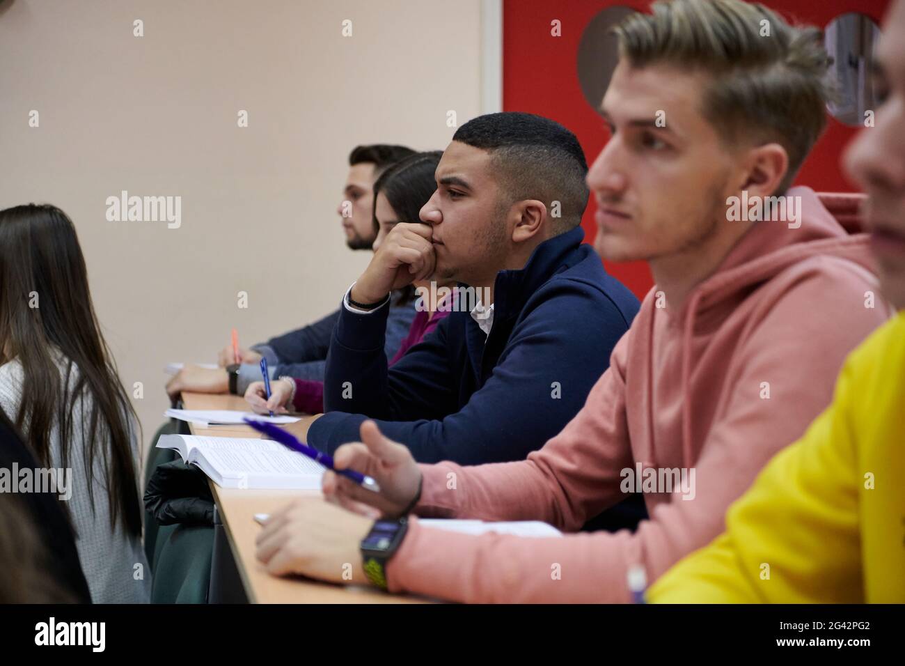 Diversity students class talking hi-res stock photography and images ...