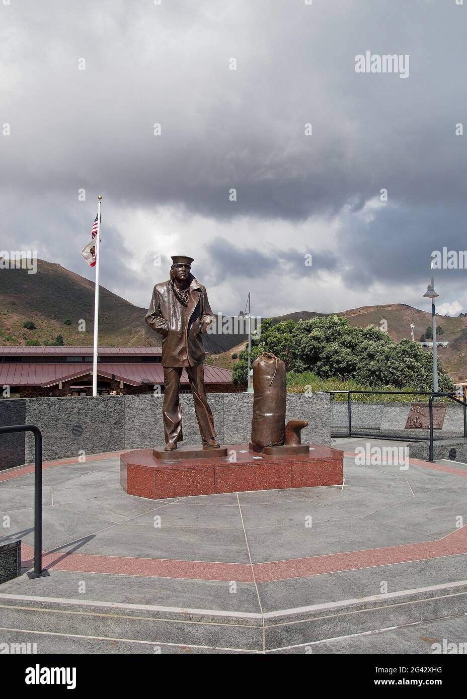The lone sailor statue hi-res stock photography and images - Alamy