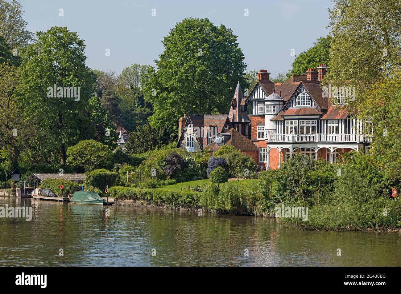 Thames with half-timbered house, Henley-upon-Thames, Oxfordshire ...