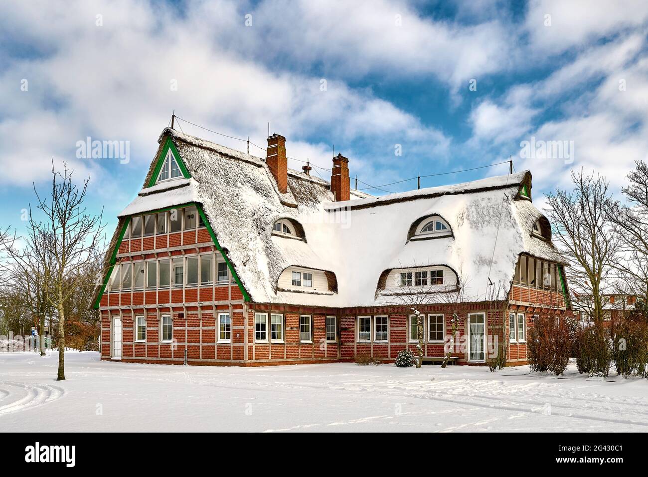 Snow-covered thatched roof house, Dorum, Lower Saxony, Germany Stock ...