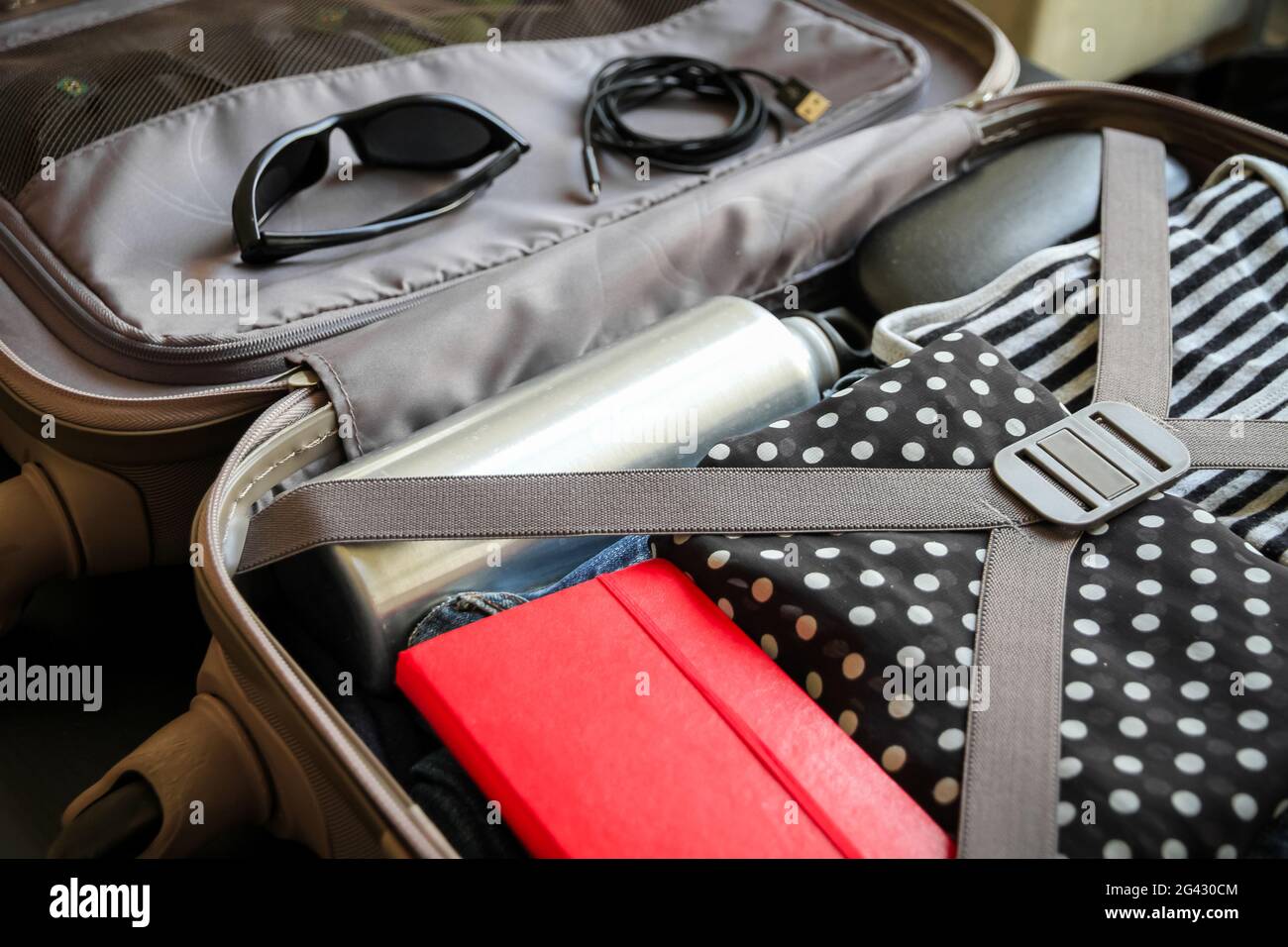 Vintage suitcase open hi-res stock photography and images - Alamy