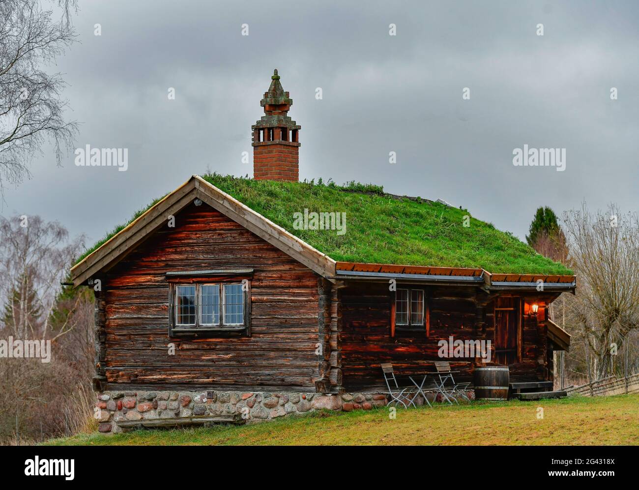 A traditional wooden hut with a grass roof, Tällberg, Dalarna, Sweden ...