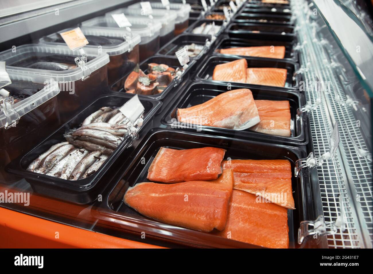 Supermarket seafood salesman fish hi-res stock photography and images ...