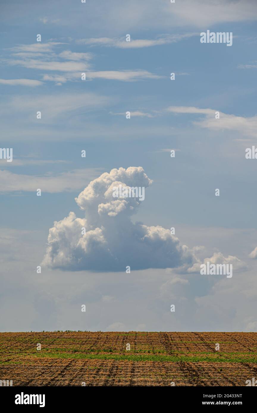Single clouds blue sky hi-res stock photography and images - Alamy
