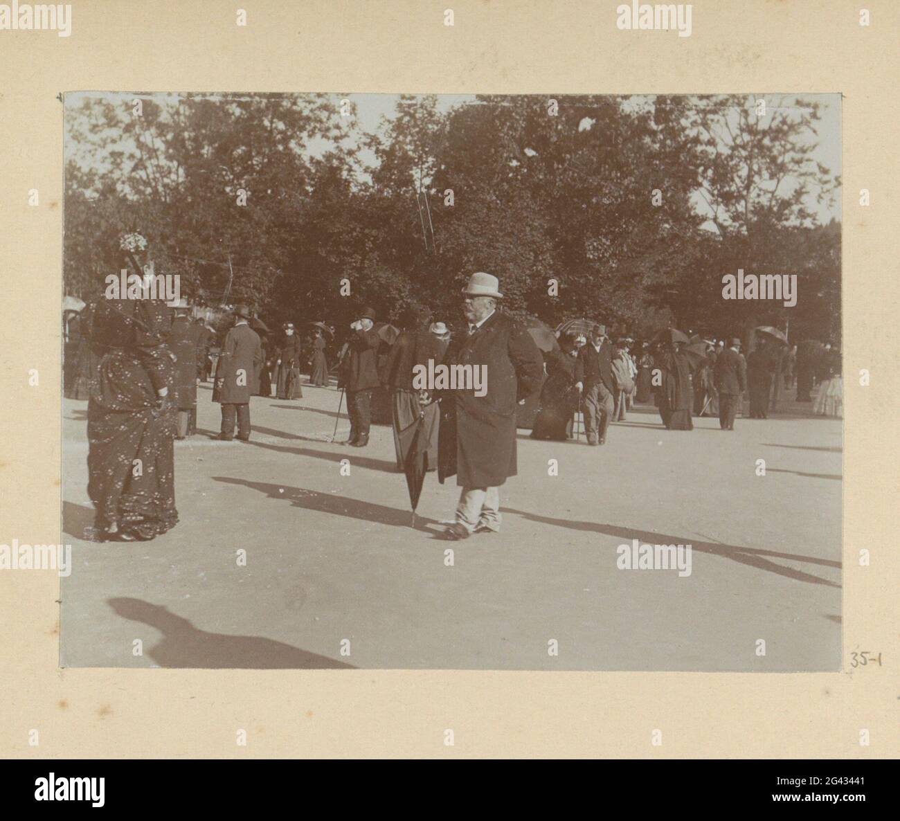 Walking people. Photo 1 On Albumblad 35 from Album "Amsterdam 1890-1894 ...