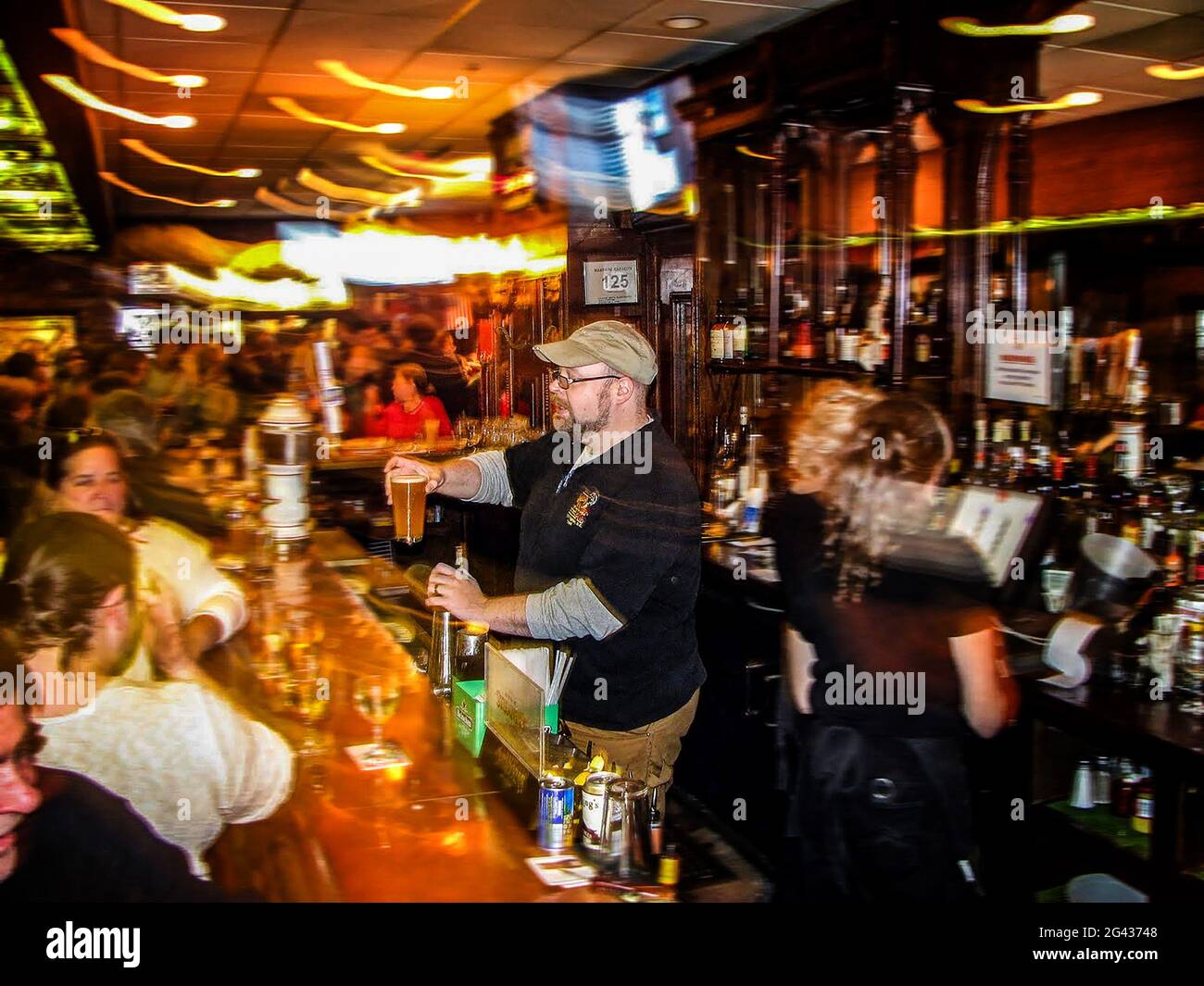 Busy pub hi-res stock photography and images - Alamy