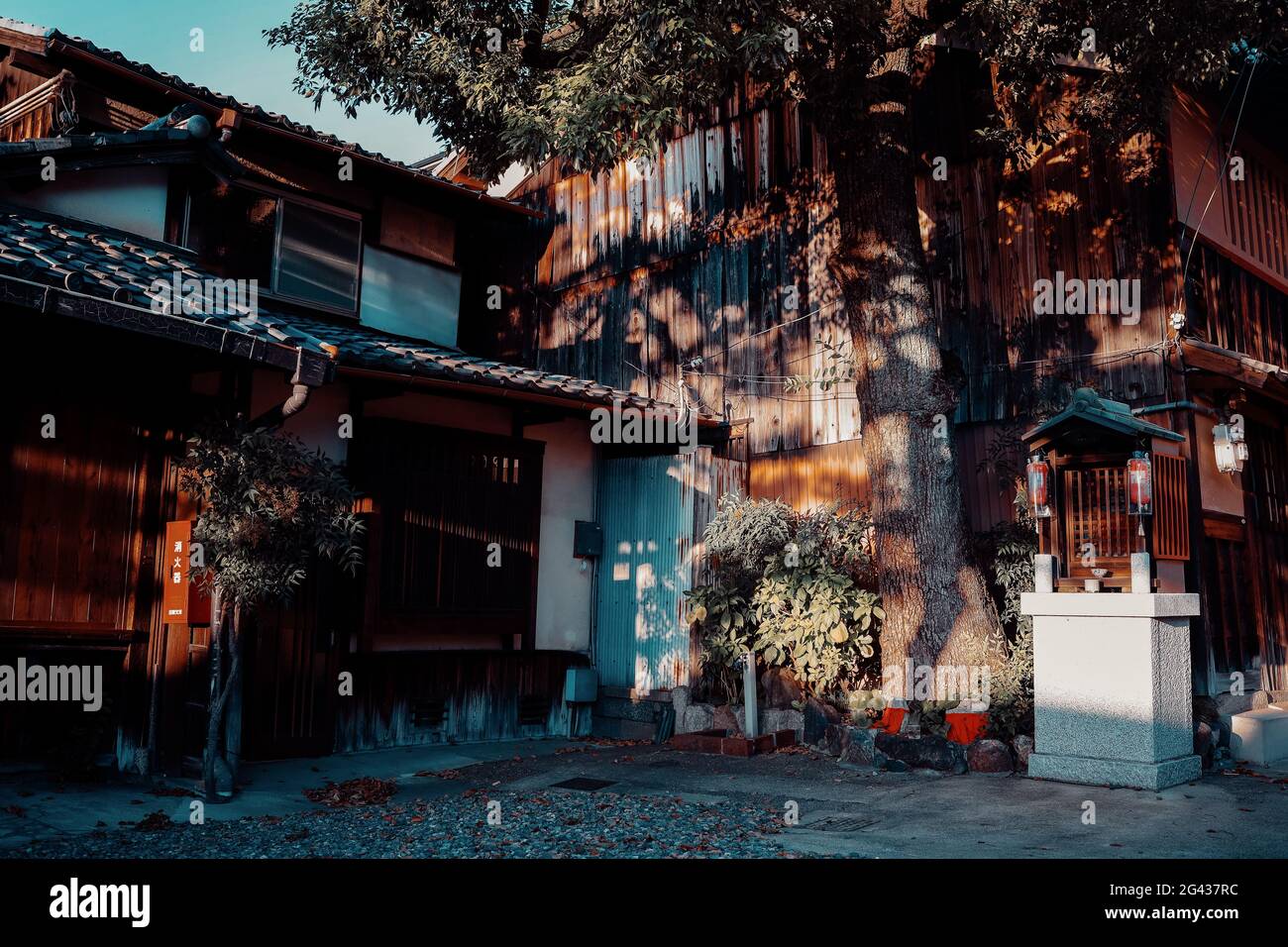 Scenes in japanese shrine hi-res stock photography and images - Alamy