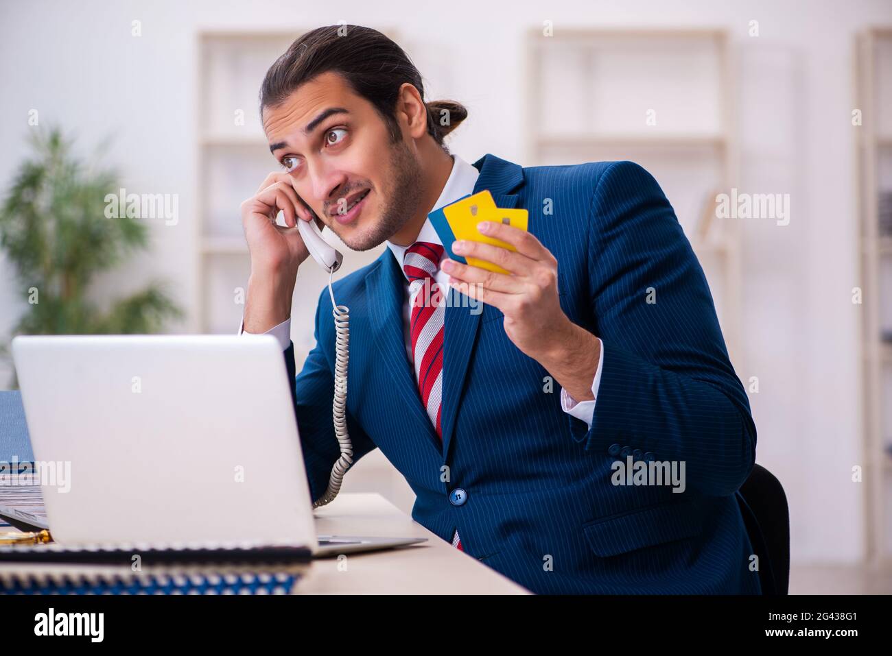 E commerce assistant hi-res stock photography and images - Alamy