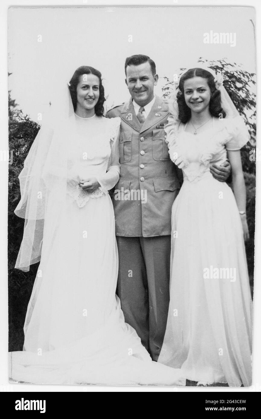 Wedding couple posing Black and White Stock Photos & Images - Alamy
