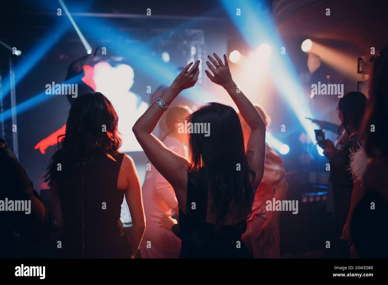Night club silhouette hi-res stock photography and images - Alamy