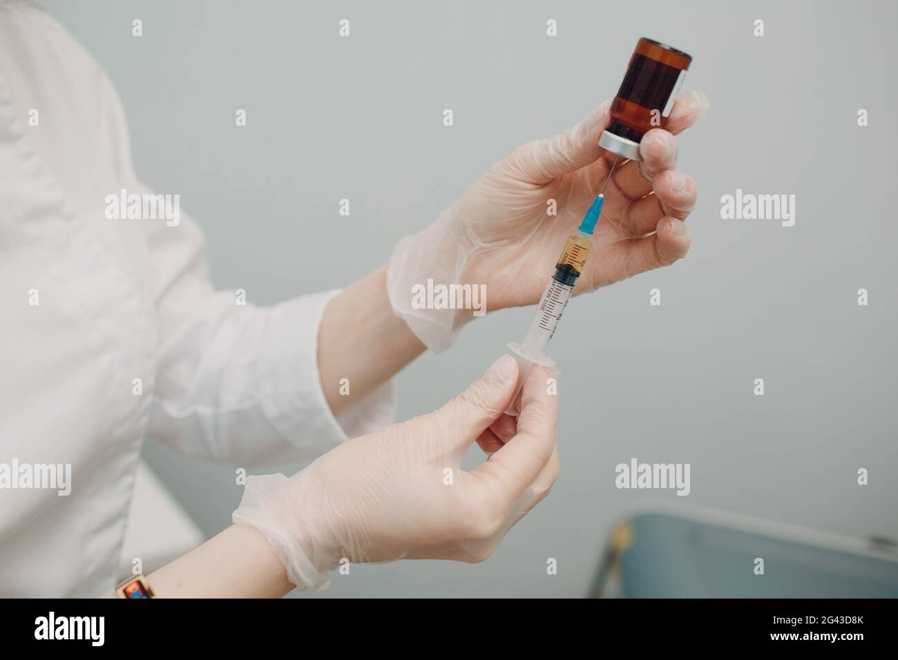 Injection needle and drug in doctor hand Stock Photo - Alamy