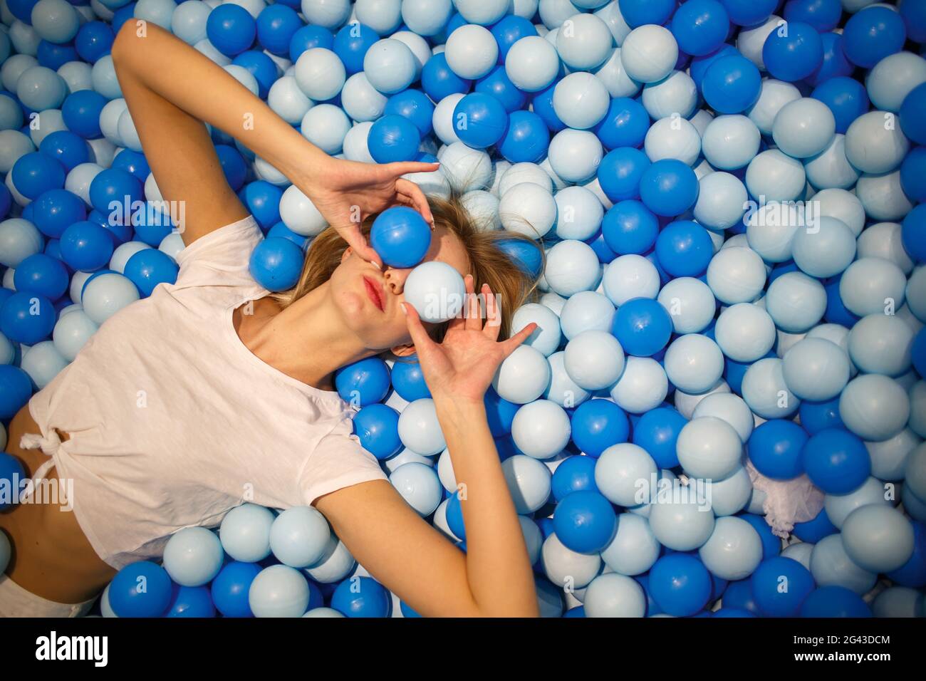 Female playing pool hi-res stock photography and images - Alamy