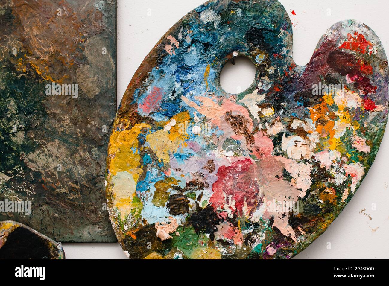 Palette with oil colorful paint Stock Photo - Alamy