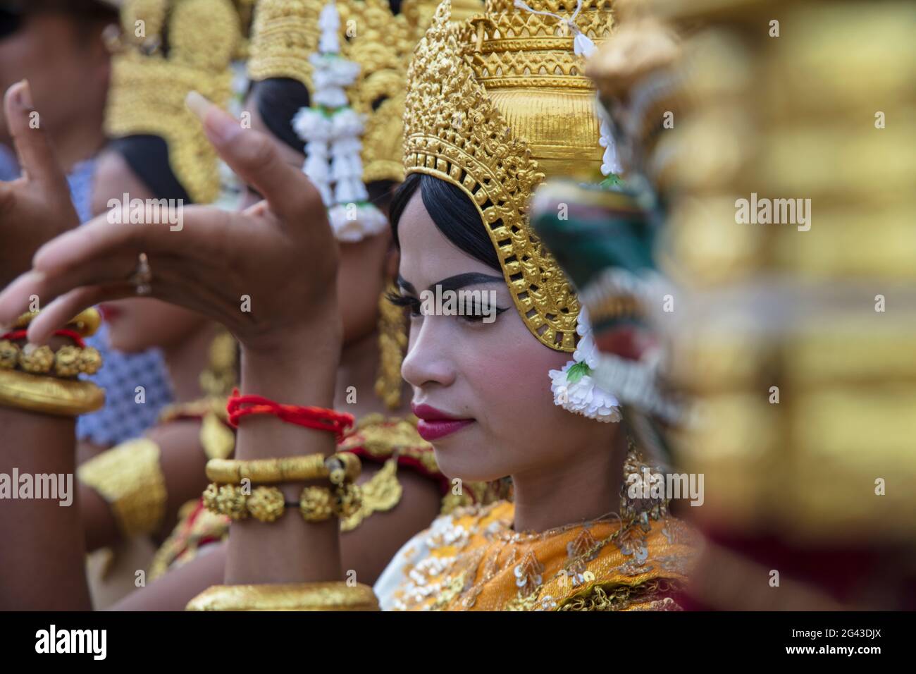 Traditional Cambodian dance performance at the Angkor Wat temple ...