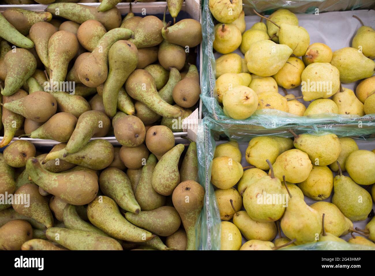 Pears on the counter in the store Stock Photo - Alamy