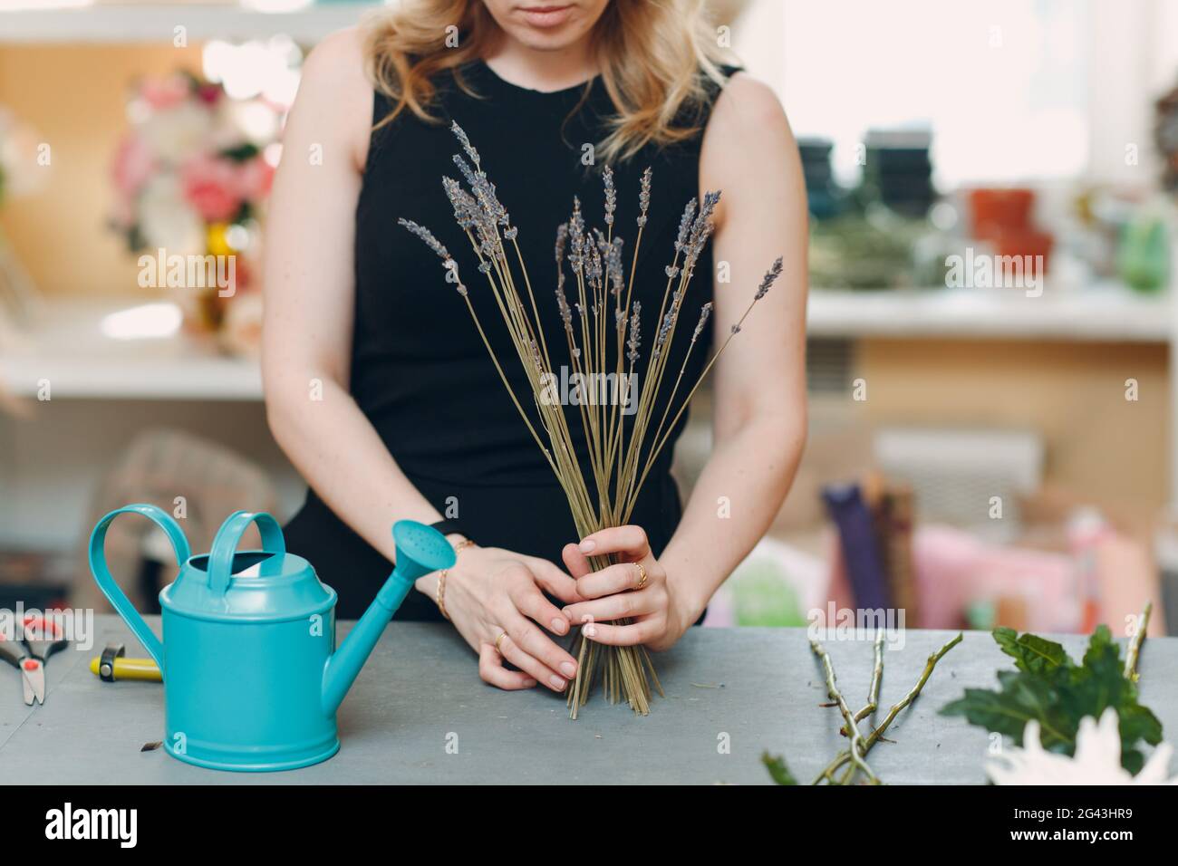 Florist woman make bouquet in flower boutique Stock Photo - Alamy