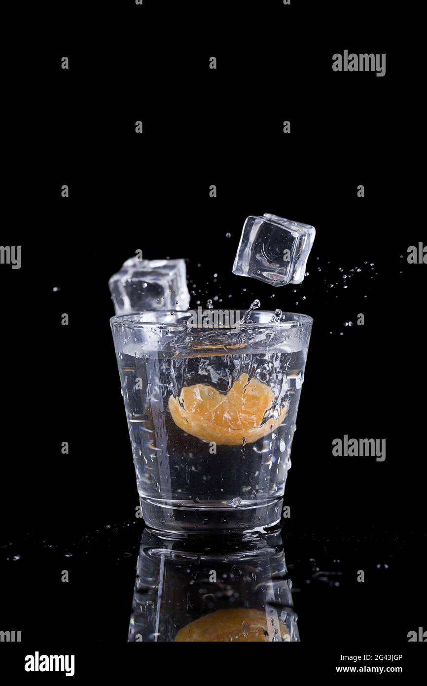 Ice cube dropped water splash hi-res stock photography and images - Alamy