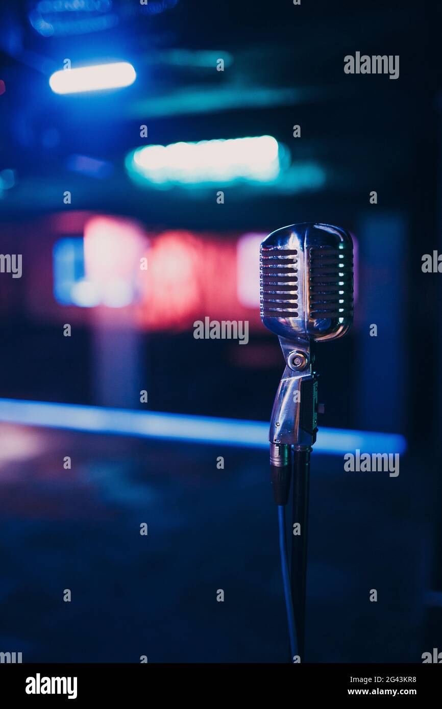 Stage microphone comedian hi-res stock photography and images - Alamy