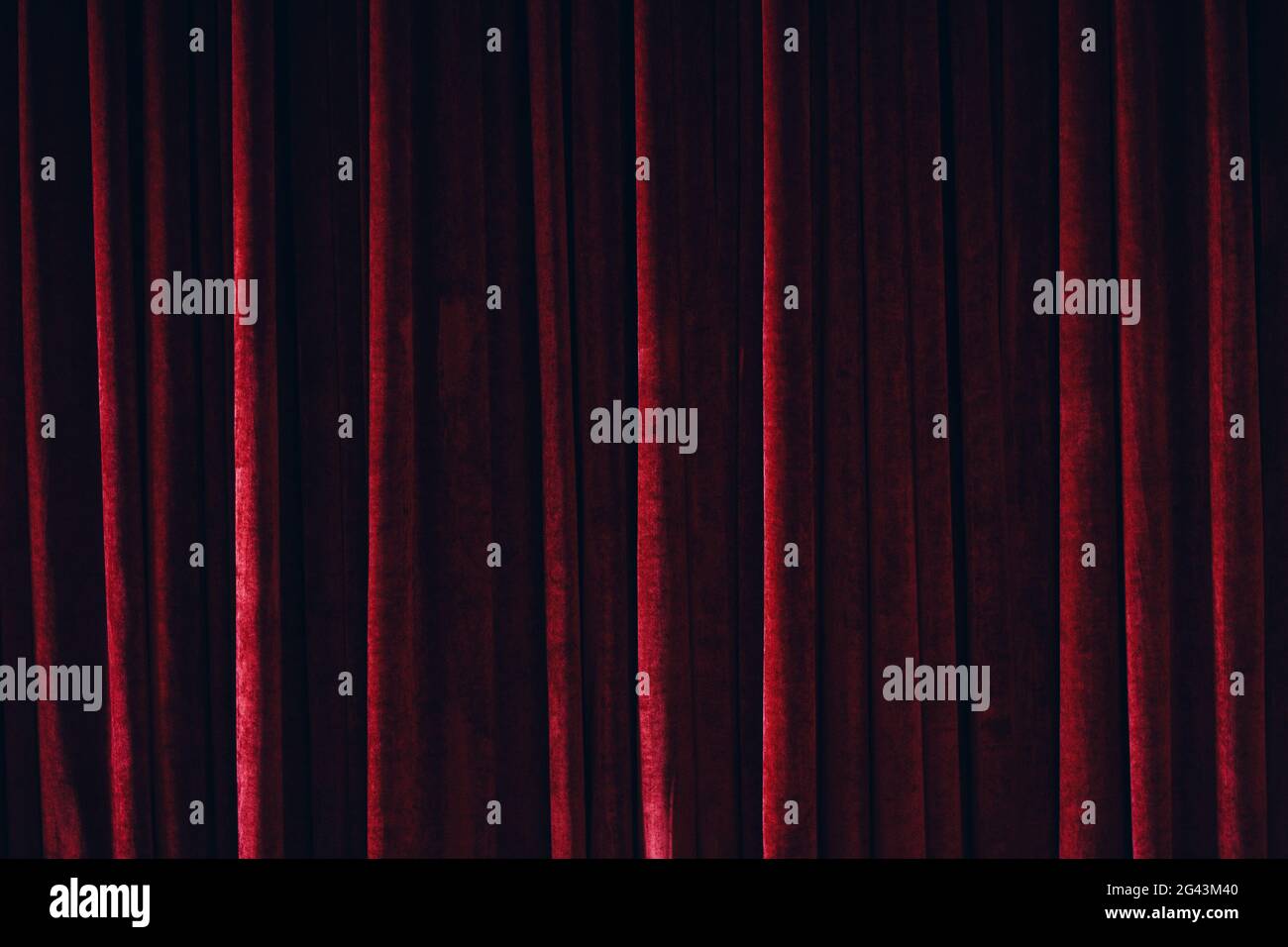 Red curtain hi-res stock photography and images - Alamy
