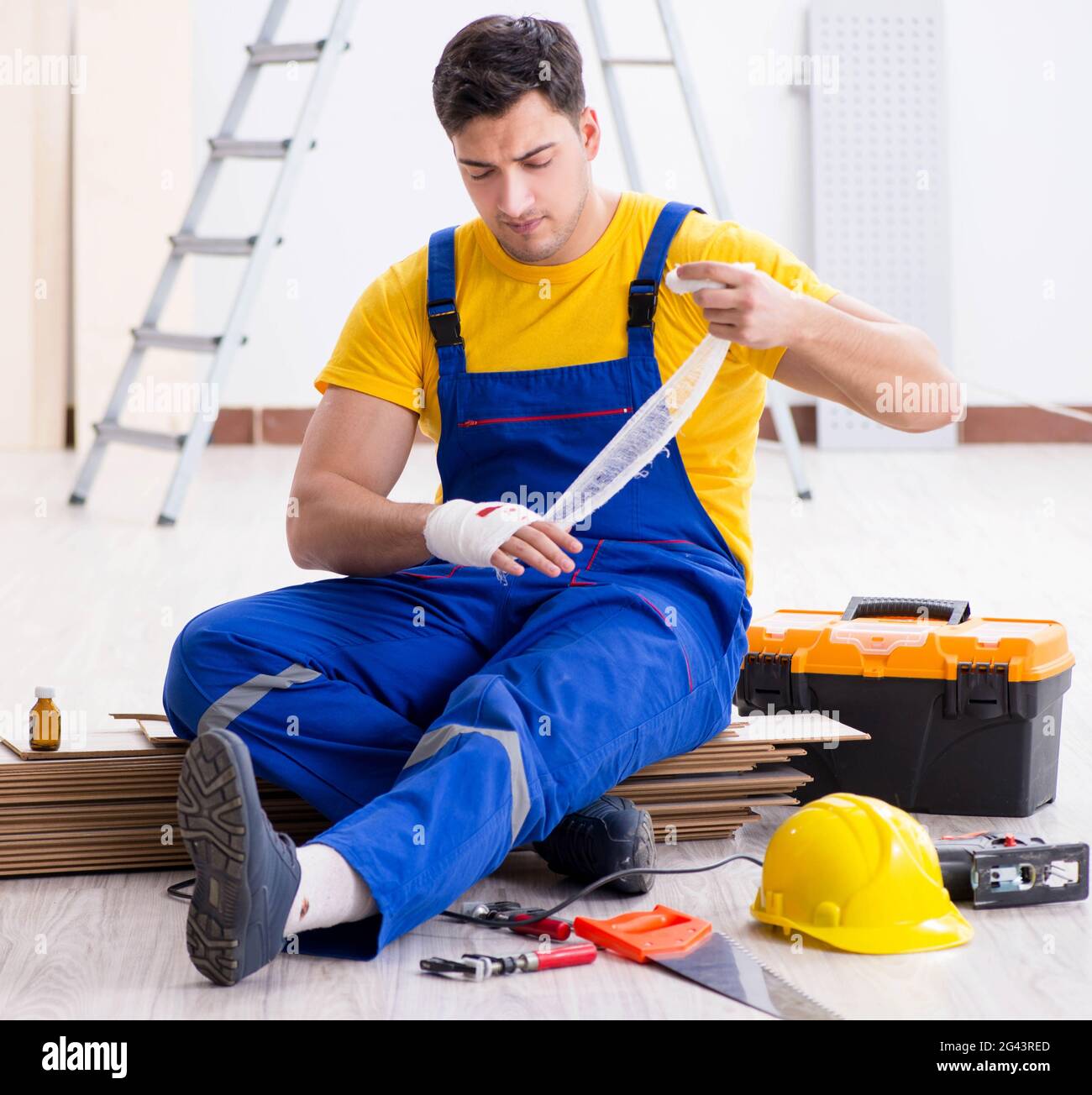 Worker with injured hand at construction site Stock Photo - Alamy