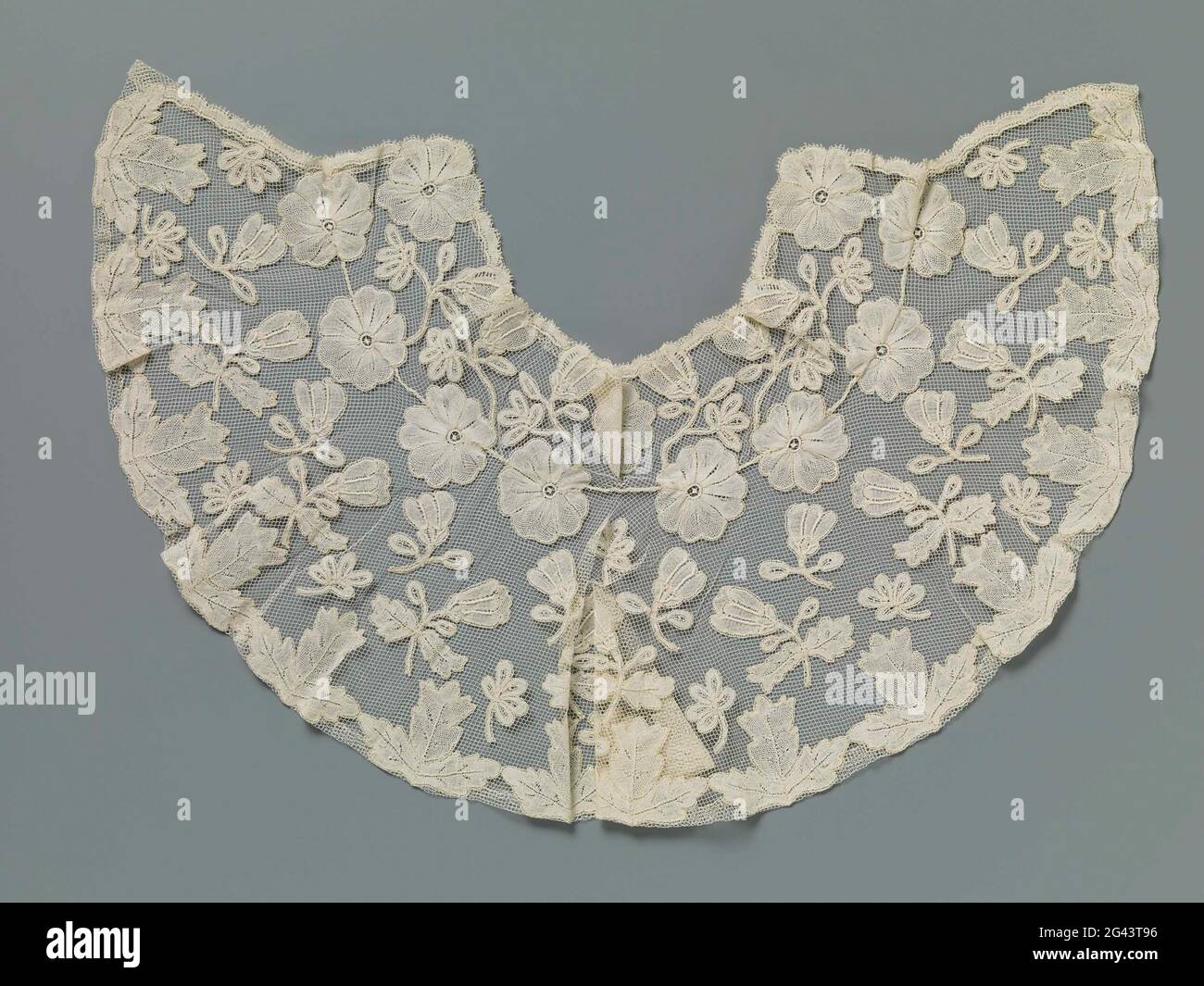 Guimpe of application office with coarse flower cables. Flumpy of ...