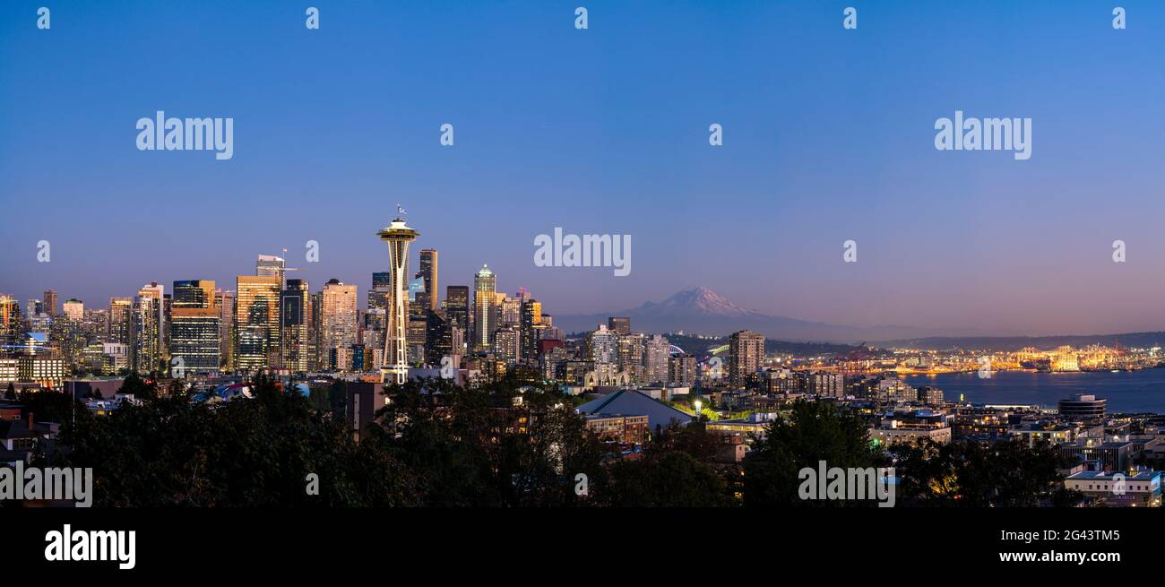 Seattle skyline with Mt. Rainier in background, Washington, USA Stock ...