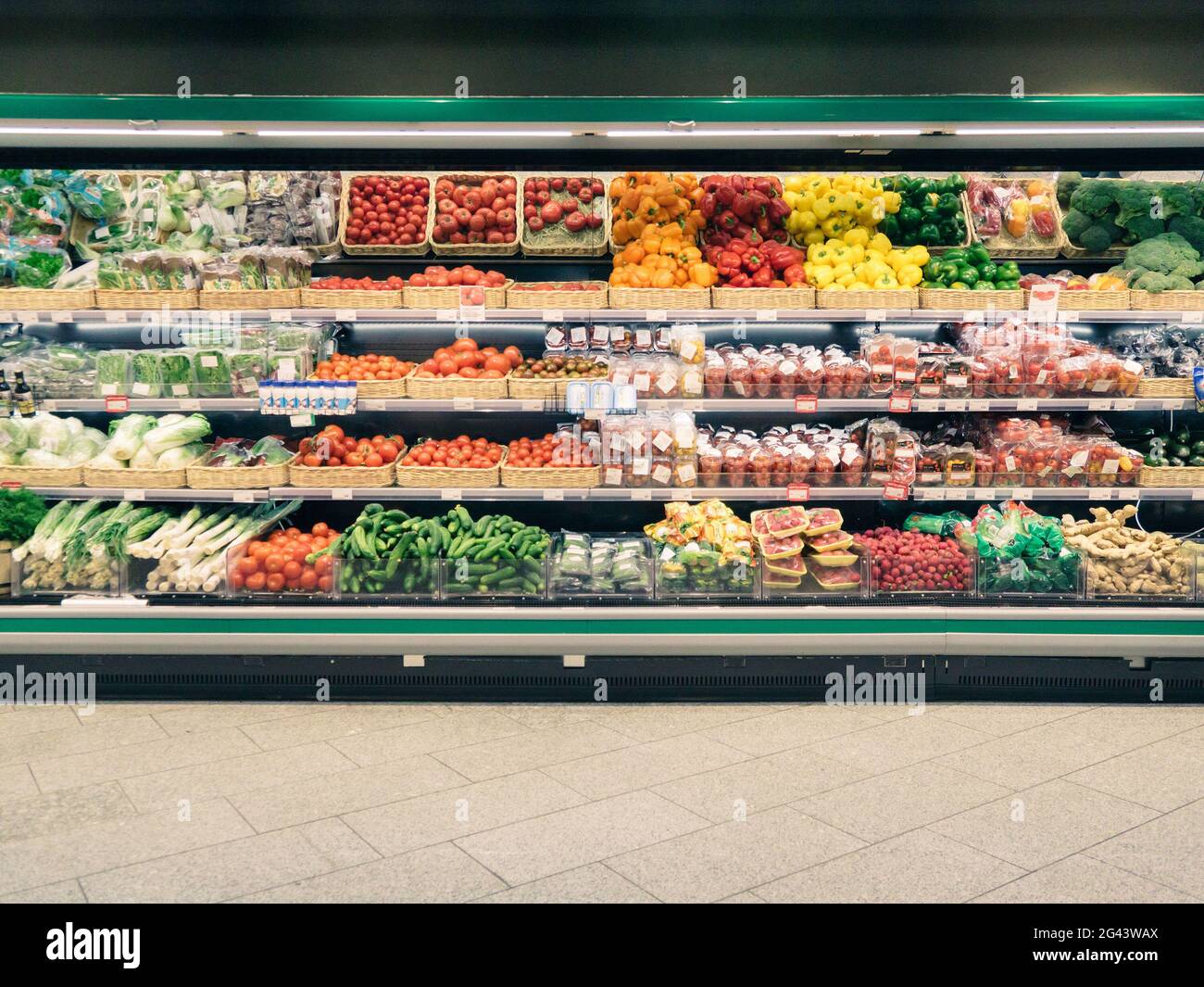 Fresh vegetables on shelf in supermarket Stock Photo - Alamy
