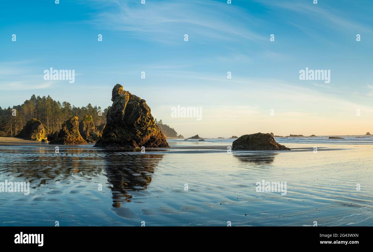 Sea stack rock formations on Ruby Beach, Olympic National Park ...