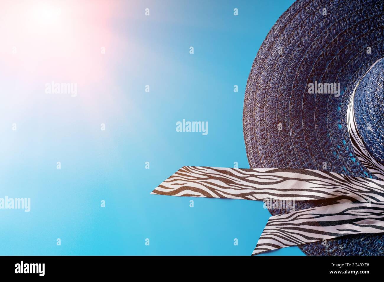 Wide brim hat hi-res stock photography and images - Alamy